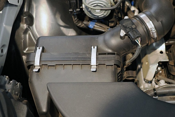Engine Air Filter Change 101 - eBay Motors Blog