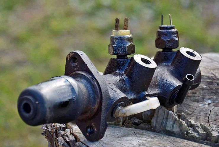 Easy Steps: How To Replace a Master Cylinder - eBay Motors Blog