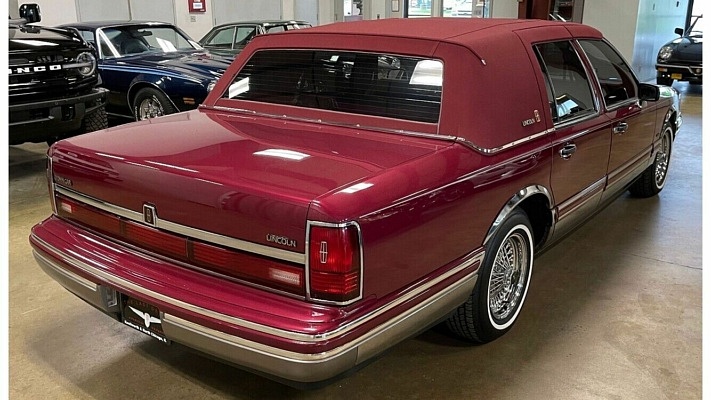 Low-Mileage ‘91 Lincoln Town Car Offers High Bling at Great Price ...