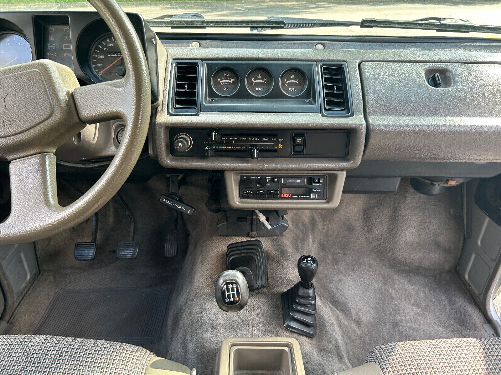 2000 Isuzu Trooper Interior