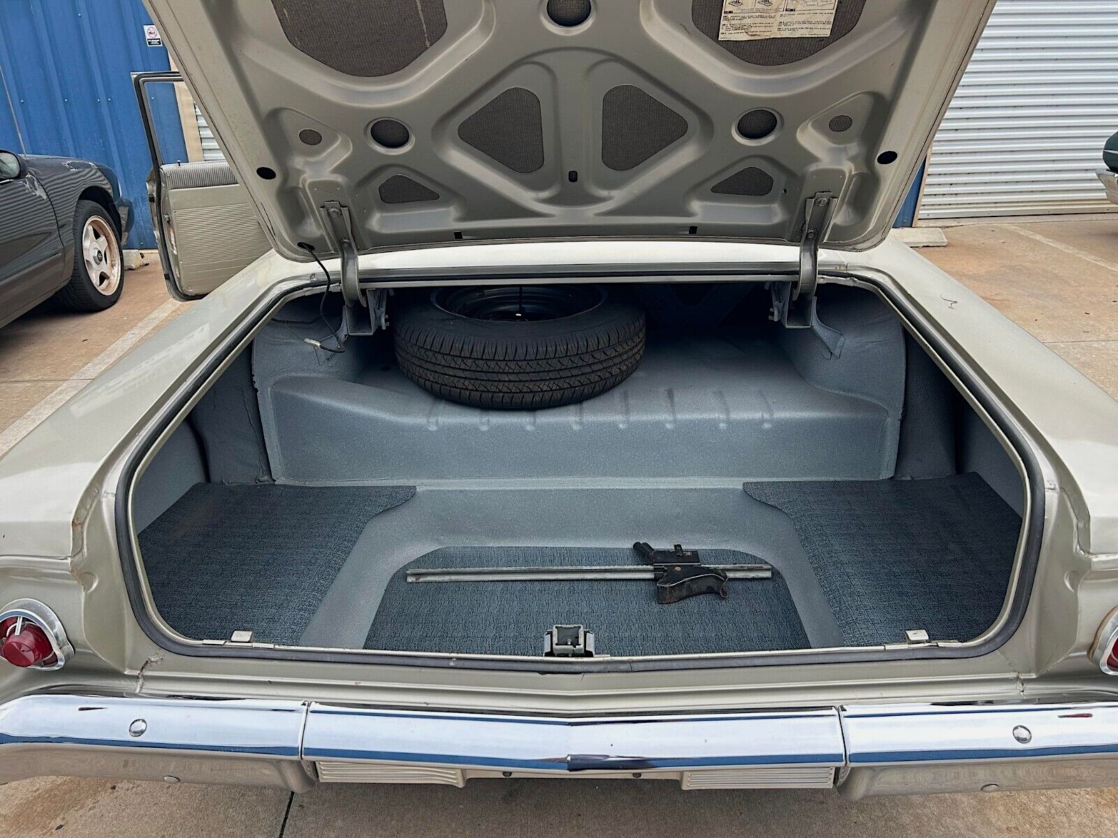 This 1962 Chevrolet Biscayne Sleeper Packs a 409 V-8 - eBay Motors Blog