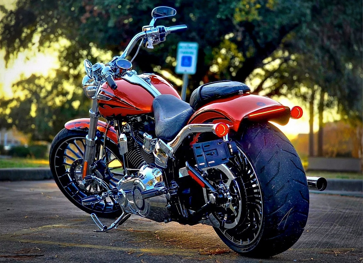 Harley-Davidson CVO Breakout Is a Factory Custom Masterpiece - eBay ...