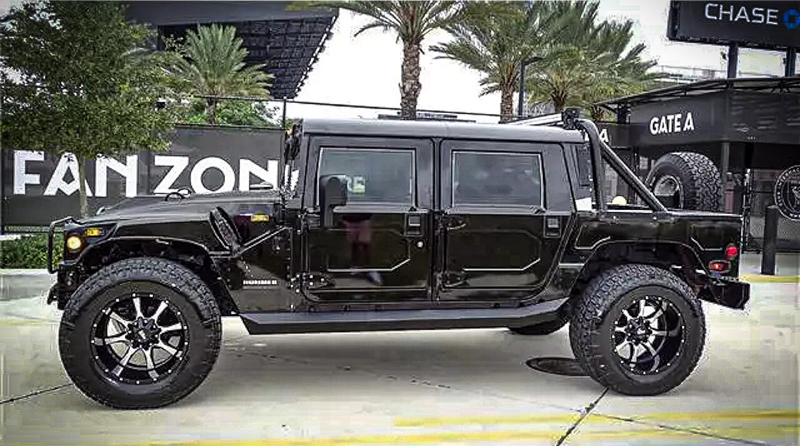 Hummer H1 Stands Out In a Sea of Look-Alike SUVs - eBay Motors Blog