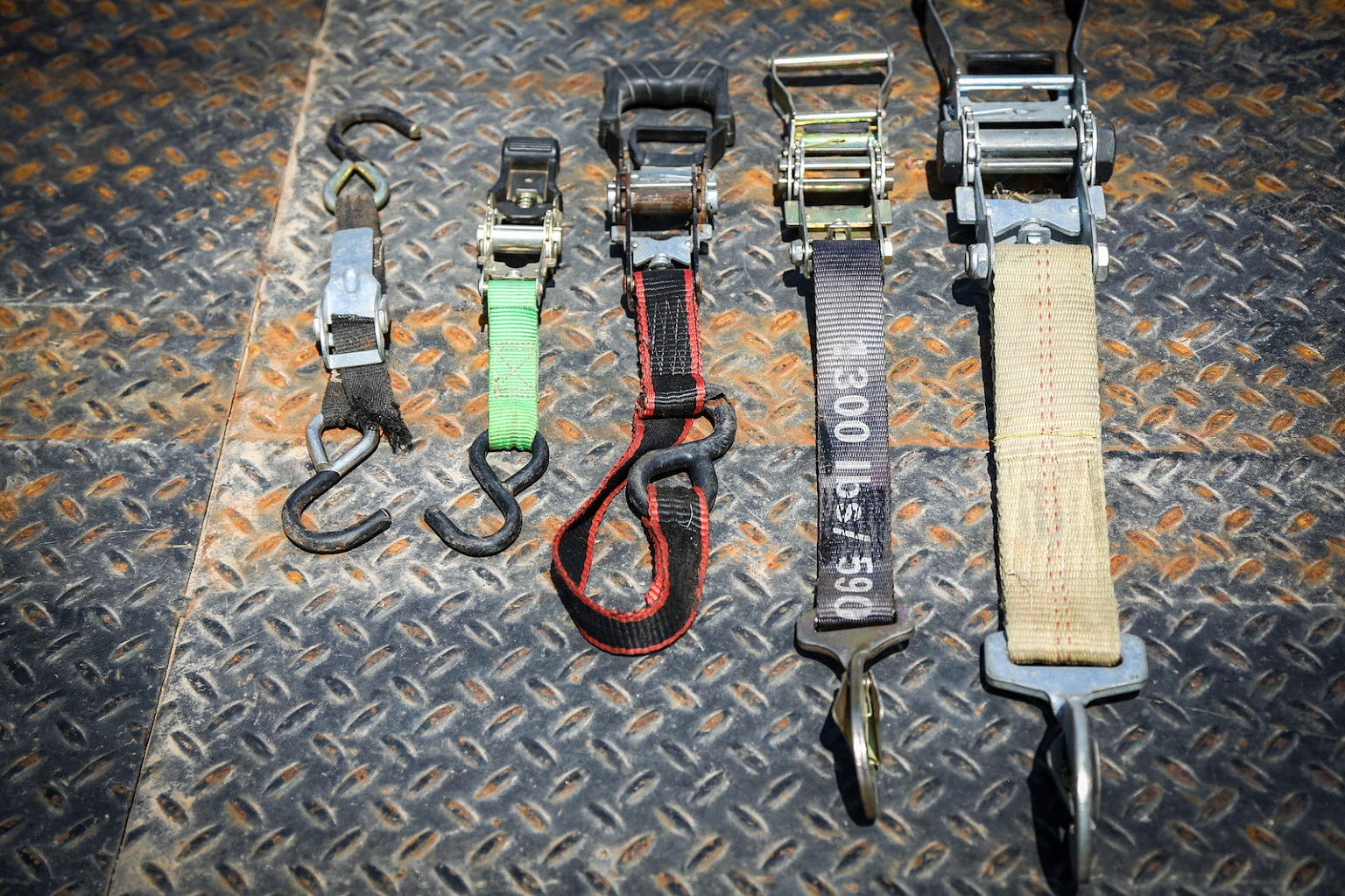 How to Use Ratchet Straps to Secure Vehicle Loads - eBay Motors Blog